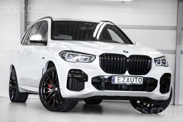 White BMW X5 2022 in Tukums, with an engine capacity of 3.00 L and mileage of 0 thousand km for 55777 €, photo 2 on AUTOMOTO.COM.LV