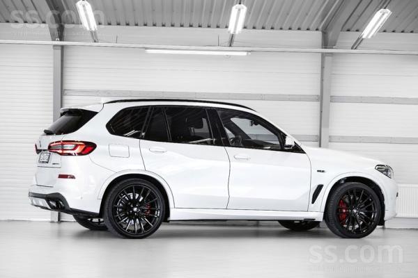 White BMW X5 2022 in Tukums, with an engine capacity of 3.00 L and mileage of 0 thousand km for 55777 €, photo 3 on AUTOMOTO.COM.LV