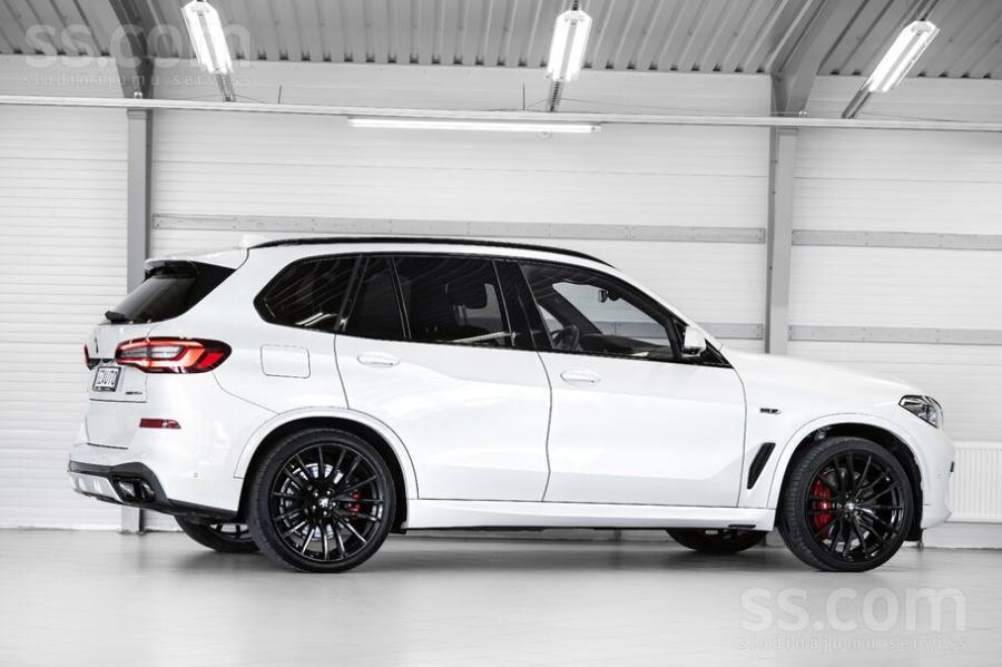 White BMW X5 2022 in Tukums, with an engine capacity of 3.00 L and mileage of 0 thousand km for 55777 €, photo 4 on AUTOMOTO.COM.LV