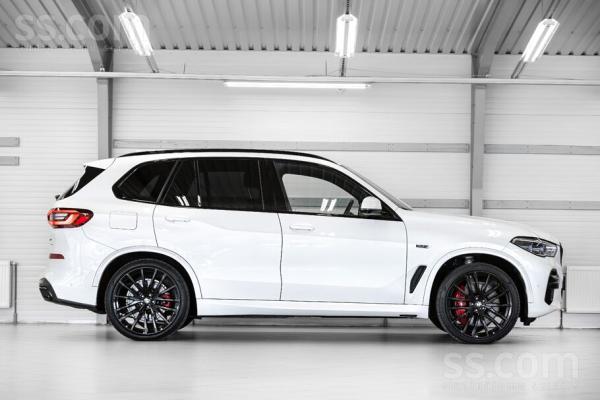 White BMW X5 2022 in Tukums, with an engine capacity of 3.00 L and mileage of 0 thousand km for 55777 €, photo 4 on AUTOMOTO.COM.LV