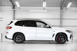 White BMW X5 2022 in Tukums, with an engine capacity of 3.00 L and mileage of 0 thousand km for 55777 €, photo 5 on AUTOMOTO.COM.LV