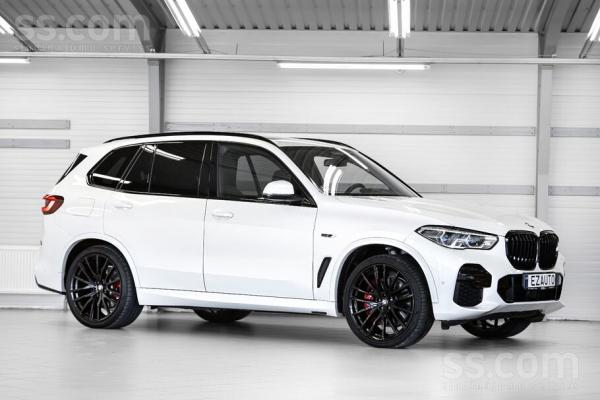 White BMW X5 2022 in Tukums, with an engine capacity of 3.00 L and mileage of 0 thousand km for 55777 €, photo 5 on AUTOMOTO.COM.LV