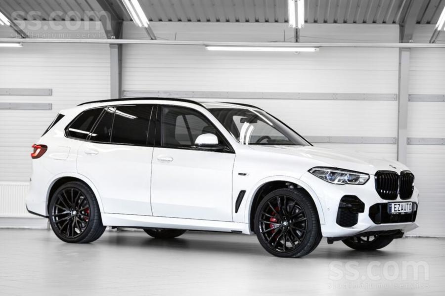 White BMW X5 2022 in Tukums, with an engine capacity of 3.00 L and mileage of 0 thousand km for 55777 €, photo 6 on AUTOMOTO.COM.LV