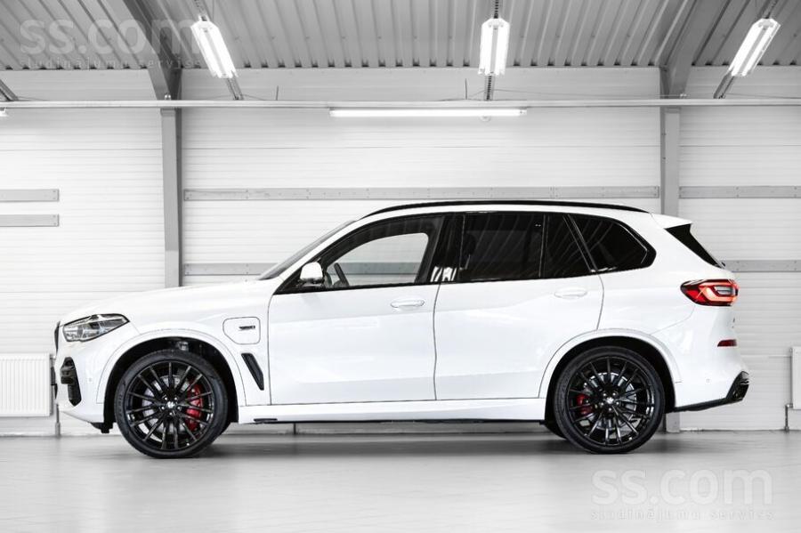 White BMW X5 2022 in Tukums, with an engine capacity of 3.00 L and mileage of 0 thousand km for 55777 €, photo 8 on AUTOMOTO.COM.LV