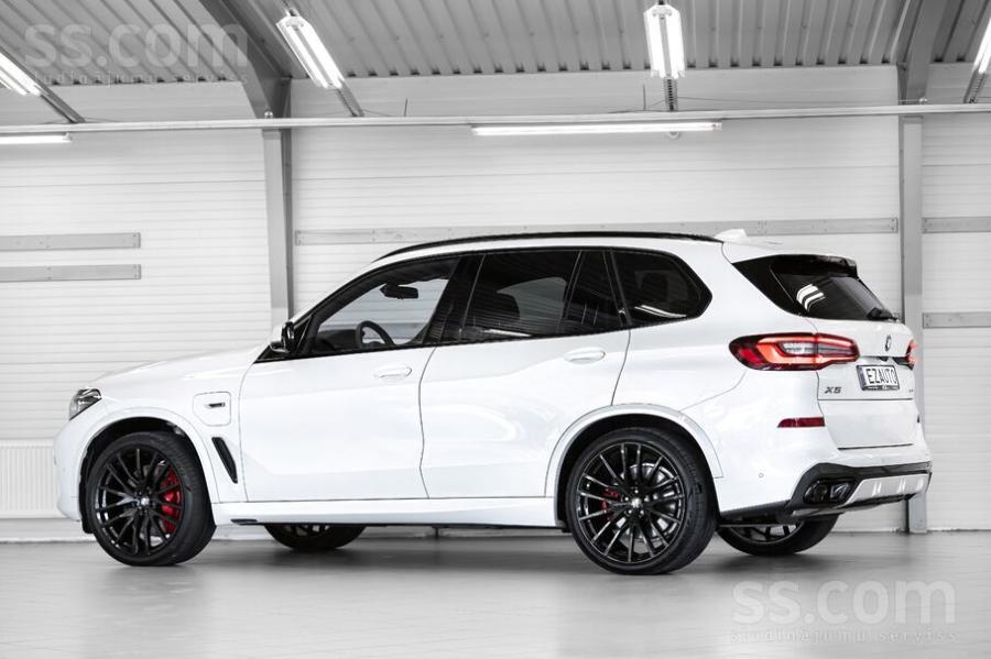 White BMW X5 2022 in Tukums, with an engine capacity of 3.00 L and mileage of 0 thousand km for 55777 €, photo 9 on AUTOMOTO.COM.LV