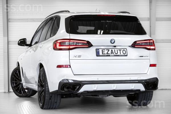 White BMW X5 2022 in Tukums, with an engine capacity of 3.00 L and mileage of 0 thousand km for 55777 €, photo 9 on AUTOMOTO.COM.LV