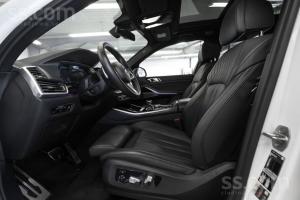 White BMW X5 2022 in Tukums, with an engine capacity of 3.00 L and mileage of 0 thousand km for 55777 €, photo 13 on AUTOMOTO.COM.LV