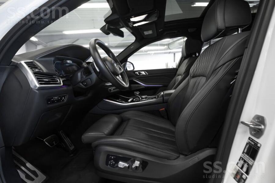 White BMW X5 2022 in Tukums, with an engine capacity of 3.00 L and mileage of 0 thousand km for 55777 €, photo 13 on AUTOMOTO.COM.LV