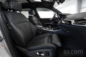 White BMW X5 2022 in Tukums, with an engine capacity of 3.00 L and mileage of 0 thousand km for 55777 €, photo 14 on AUTOMOTO.COM.LV