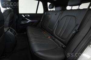 White BMW X5 2022 in Tukums, with an engine capacity of 3.00 L and mileage of 0 thousand km for 55777 €, photo 15 on AUTOMOTO.COM.LV