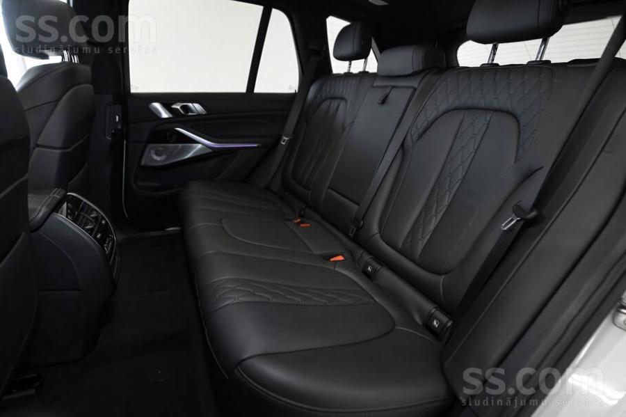 White BMW X5 2022 in Tukums, with an engine capacity of 3.00 L and mileage of 0 thousand km for 55777 €, photo 15 on AUTOMOTO.COM.LV