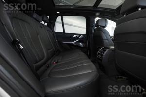 White BMW X5 2022 in Tukums, with an engine capacity of 3.00 L and mileage of 0 thousand km for 55777 €, photo 16 on AUTOMOTO.COM.LV