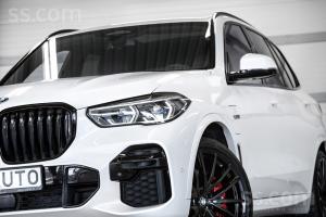 White BMW X5 2022 in Tukums, with an engine capacity of 3.00 L and mileage of 0 thousand km for 55777 €, photo 36 on AUTOMOTO.COM.LV