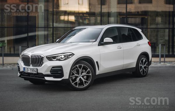 White BMW X5 2022 in Riga, with an engine capacity of 3.00 L and mileage of 92 thousand km for 38900 €, photo 1 on AUTOMOTO.COM.LV