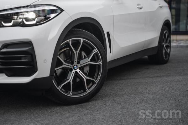 White BMW X5 2022 in Riga, with an engine capacity of 3.00 L and mileage of 92 thousand km for 38900 €, photo 2 on AUTOMOTO.COM.LV