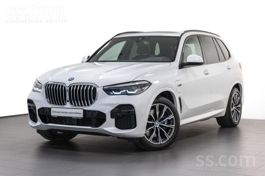 White BMW X5 2022 in Riga, with an engine capacity of 3.00 L and mileage of 17 thousand km for 66500 €, photo 1 on AUTOMOTO.COM.LV