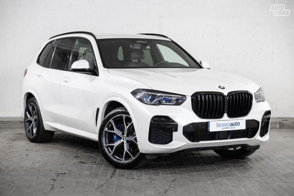 White BMW X5 2022 in Vilnius, with an engine capacity of 3.00 L and mileage of 85 thousand km for 54491 €, photo 2 on AUTOMOTO.COM.LV