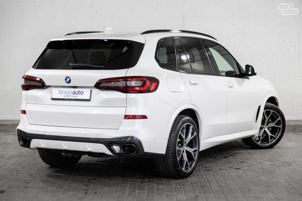 White BMW X5 2022 in Vilnius, with an engine capacity of 3.00 L and mileage of 85 thousand km for 54491 €, photo 10 on AUTOMOTO.COM.LV