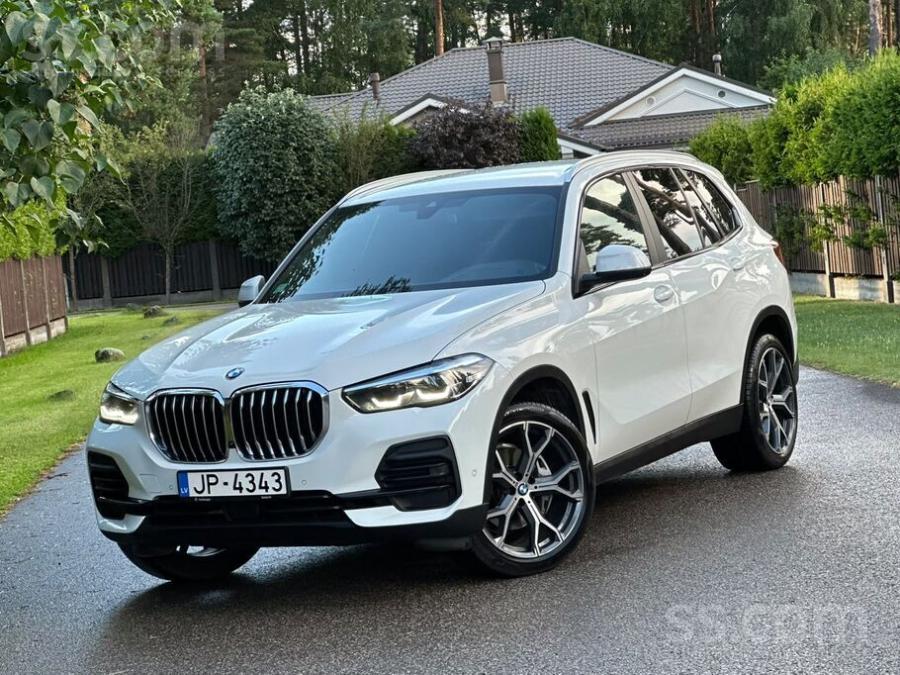 White BMW X5 2022 in Riga, with an engine capacity of 3.00 L and mileage of 103 thousand km for 42390 €, photo 1 on AUTOMOTO.COM.LV