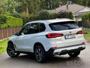 White BMW X5 2022 in Riga, with an engine capacity of 3.00 L and mileage of 103 thousand km for 42390 €, photo 5 on AUTOMOTO.COM.LV