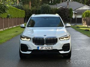 White BMW X5 2022 in Riga, with an engine capacity of 3.00 L and mileage of 103 thousand km for 42390 €, photo 6 on AUTOMOTO.COM.LV