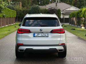 White BMW X5 2022 in Riga, with an engine capacity of 3.00 L and mileage of 103 thousand km for 42390 €, photo 7 on AUTOMOTO.COM.LV
