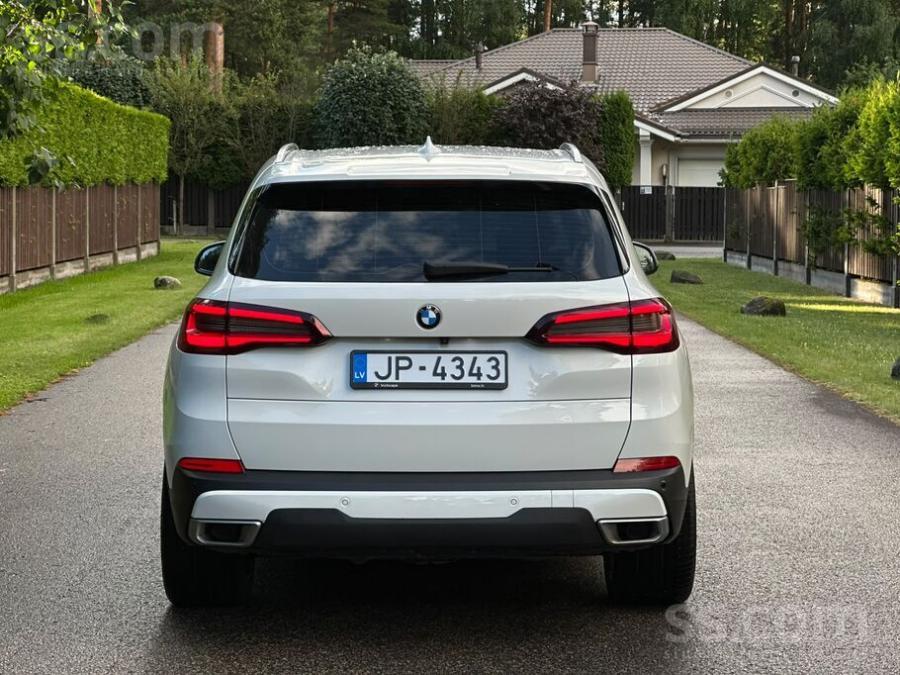 White BMW X5 2022 in Riga, with an engine capacity of 3.00 L and mileage of 103 thousand km for 42390 €, photo 7 on AUTOMOTO.COM.LV