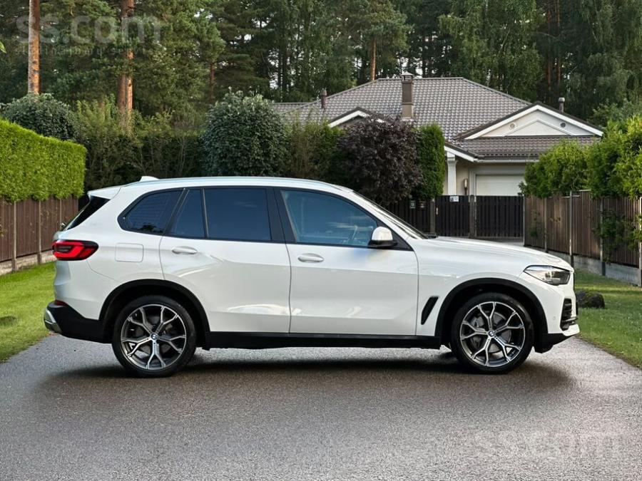 White BMW X5 2022 in Riga, with an engine capacity of 3.00 L and mileage of 103 thousand km for 42390 €, photo 8 on AUTOMOTO.COM.LV