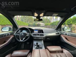 White BMW X5 2022 in Riga, with an engine capacity of 3.00 L and mileage of 103 thousand km for 42390 €, photo 16 on AUTOMOTO.COM.LV