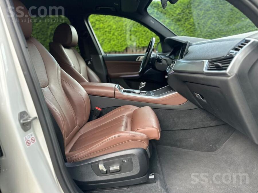 White BMW X5 2022 in Riga, with an engine capacity of 3.00 L and mileage of 103 thousand km for 42390 €, photo 23 on AUTOMOTO.COM.LV