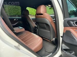White BMW X5 2022 in Riga, with an engine capacity of 3.00 L and mileage of 103 thousand km for 42390 €, photo 25 on AUTOMOTO.COM.LV