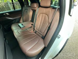 White BMW X5 2022 in Riga, with an engine capacity of 3.00 L and mileage of 103 thousand km for 42390 €, photo 28 on AUTOMOTO.COM.LV