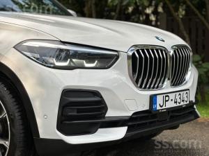 White BMW X5 2022 in Riga, with an engine capacity of 3.00 L and mileage of 103 thousand km for 42390 €, photo 31 on AUTOMOTO.COM.LV