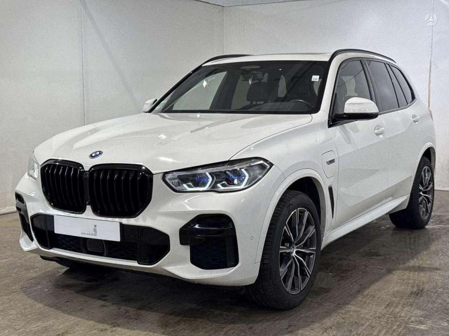 White BMW X5 2022 in Vilnius, with an engine capacity of 3.00 L and mileage of 122 thousand km for 47222 €, photo 1 on AUTOMOTO.COM.LV