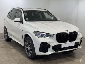 White BMW X5 2022 in Vilnius, with an engine capacity of 3.00 L and mileage of 122 thousand km for 47222 €, photo 3 on AUTOMOTO.COM.LV