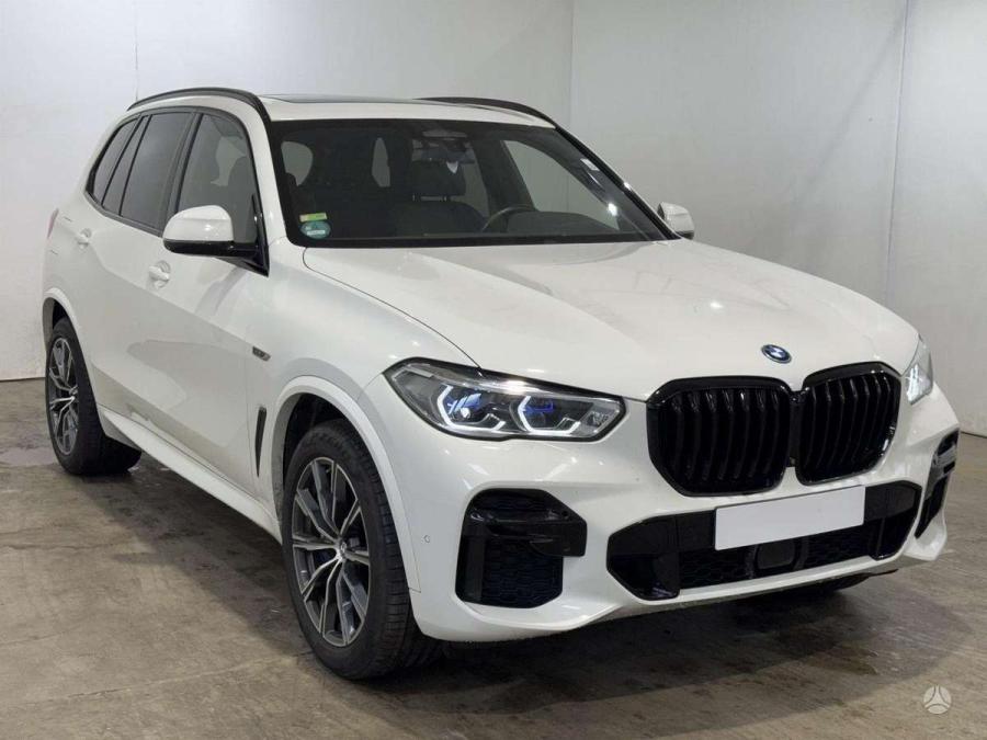 White BMW X5 2022 in Vilnius, with an engine capacity of 3.00 L and mileage of 122 thousand km for 47222 €, photo 3 on AUTOMOTO.COM.LV