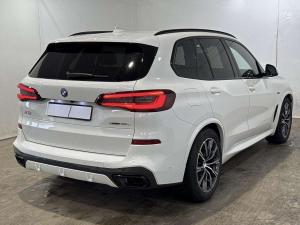 White BMW X5 2022 in Vilnius, with an engine capacity of 3.00 L and mileage of 122 thousand km for 47222 €, photo 5 on AUTOMOTO.COM.LV