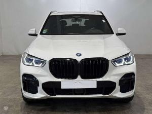 White BMW X5 2022 in Vilnius, with an engine capacity of 3.00 L and mileage of 122 thousand km for 47222 €, photo 6 on AUTOMOTO.COM.LV