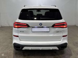 White BMW X5 2022 in Vilnius, with an engine capacity of 3.00 L and mileage of 122 thousand km for 47222 €, photo 7 on AUTOMOTO.COM.LV