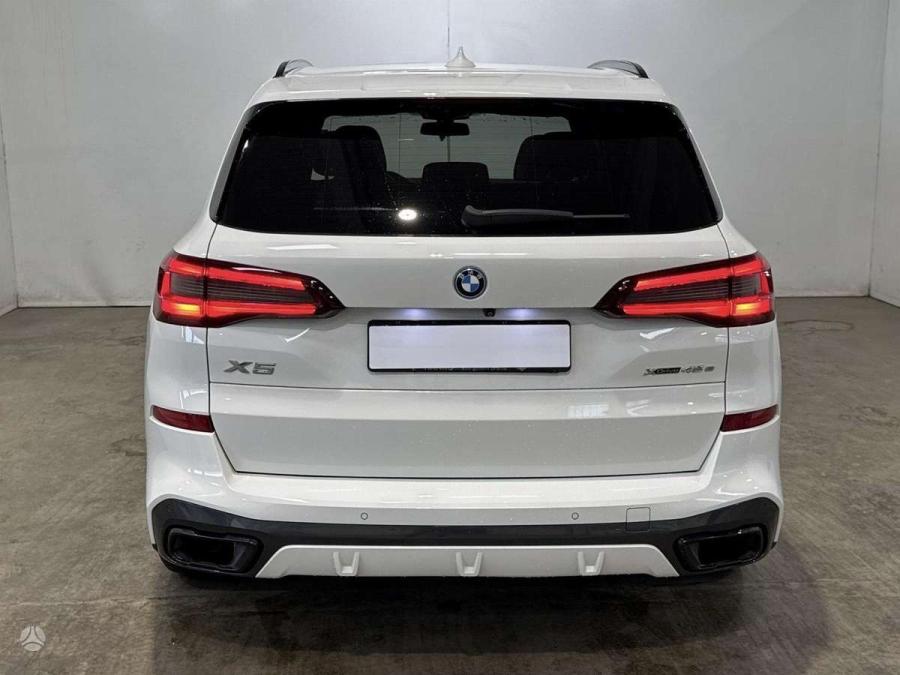 White BMW X5 2022 in Vilnius, with an engine capacity of 3.00 L and mileage of 122 thousand km for 47222 €, photo 7 on AUTOMOTO.COM.LV