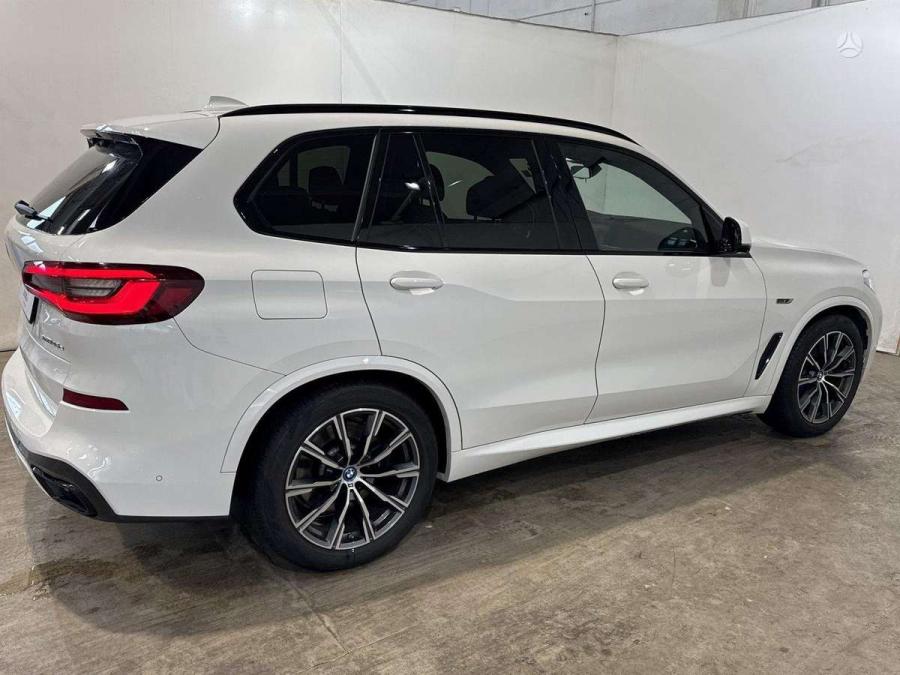 White BMW X5 2022 in Vilnius, with an engine capacity of 3.00 L and mileage of 122 thousand km for 47222 €, photo 8 on AUTOMOTO.COM.LV