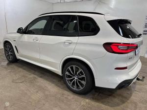 White BMW X5 2022 in Vilnius, with an engine capacity of 3.00 L and mileage of 122 thousand km for 47222 €, photo 9 on AUTOMOTO.COM.LV