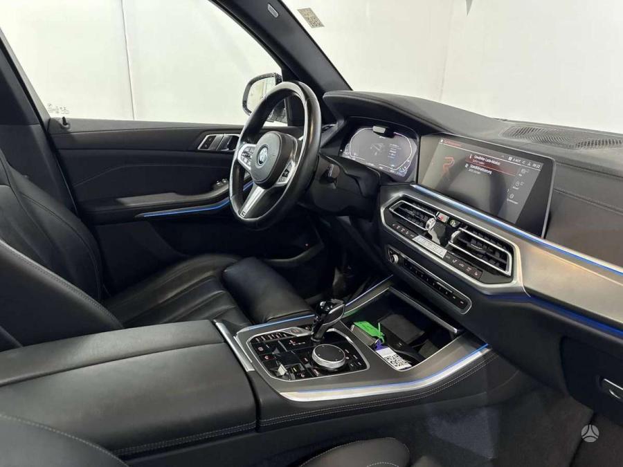 White BMW X5 2022 in Vilnius, with an engine capacity of 3.00 L and mileage of 122 thousand km for 47222 €, photo 10 on AUTOMOTO.COM.LV