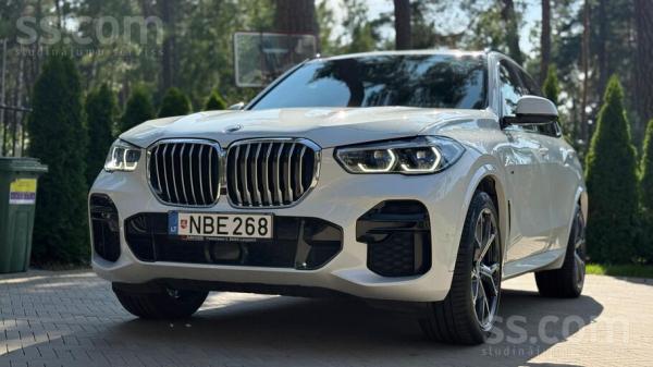 White BMW X5 2022 in Riga, with an engine capacity of 3.00 L and mileage of 92 thousand km for 49490 €, photo 1 on AUTOMOTO.COM.LV