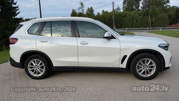 White BMW X5 2022 in Johvi, with an engine capacity of 3.00 L and mileage of 70 thousand km for 55000 €, photo 3 on AUTOMOTO.COM.LV
