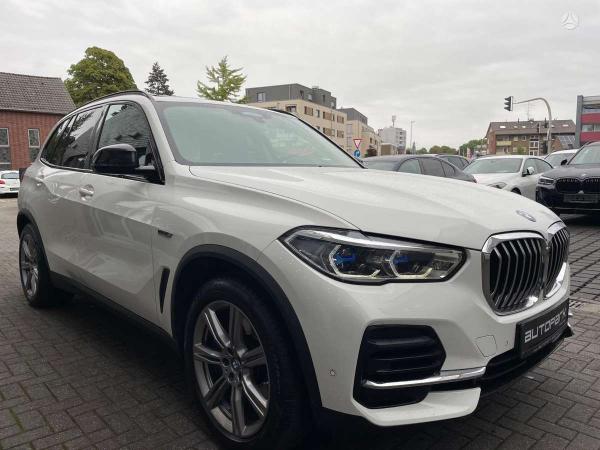 BMW X5 2022 Viļņa vietnē Balts BMW X5 2022 Viļņa, ar dzinēja tilpumu 3.00 L un nobraukumu 99 tūkst. km par 51300 €, foto 5 vietnē AUTOMOTO.COM.LV