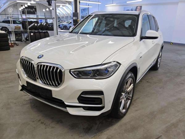 White BMW X5 2022 in Vilnius, with an engine capacity of 3.00 L and mileage of 112 thousand km for 43777 €, photo 1 on AUTOMOTO.COM.LV