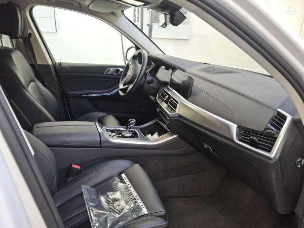 White BMW X5 2022 in Vilnius, with an engine capacity of 3.00 L and mileage of 112 thousand km for 43777 €, photo 6 on AUTOMOTO.COM.LV