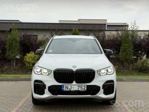 White BMW X5 2022 in Riga, with an engine capacity of 3.00 L and mileage of 70 thousand km for 44900 €, photo  on AUTOMOTO.COM.LV