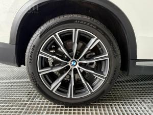 Balts BMW X5 2023 Rīga, ar dzinēja tilpumu 3.00 L un nobraukumu 138 tūkst. km par 43490 €, foto 21 vietnē AUTOMOTO.COM.LV